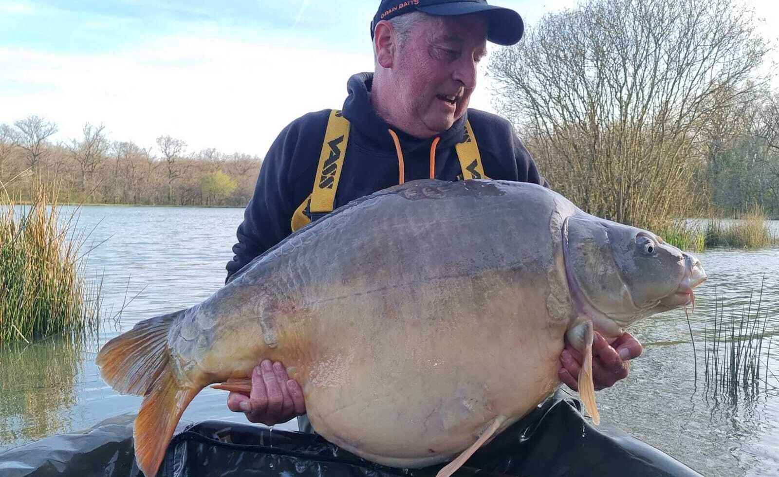 Camalo - TOP 14 acre Carp Fishing Lake in Central France